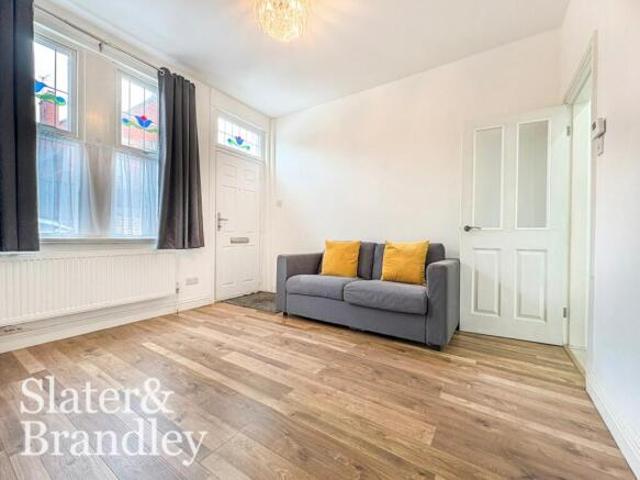 2 bedroom terraced house for rent in Lyndhurst Road, Nottingham, NG2