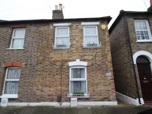 2 bedroom terraced house for rent in Mooreland Road, Bromley.