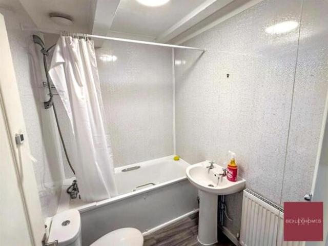 2 bedroom terraced house for rent in Magpie Hall Road, Chatham, ME4