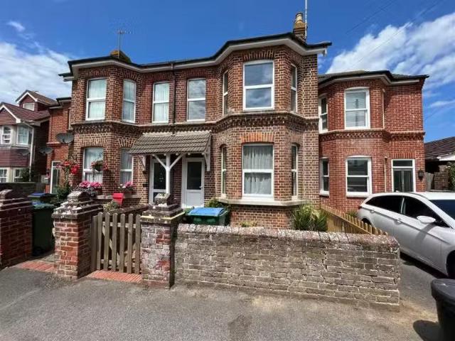 2 bedroom terraced house for rent in Manor Road, East Preston.