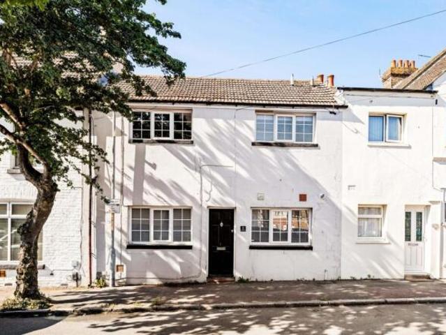 2 bedroom terraced house for rent in Mead Road, Folkestone, CT19