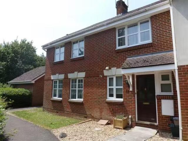 2 bedroom terraced house for rent in Meadow Bank, Farnham, GU9