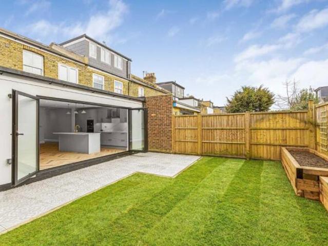 2 bedroom terraced house for rent in Mereway Road, Twickenham, TW2