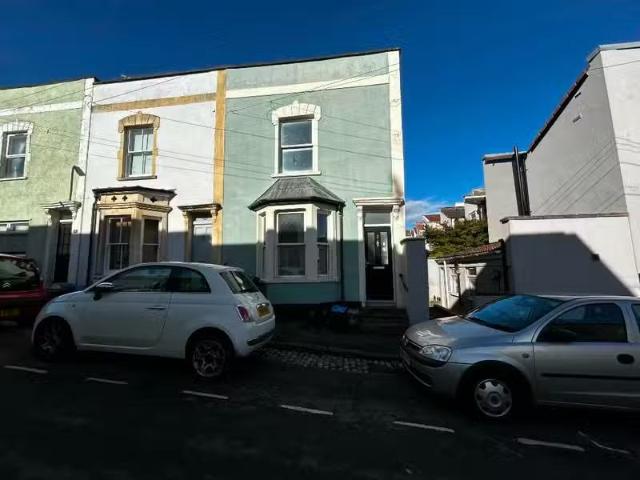 2 bedroom terraced house for rent in Merrywood Close, Southvil.