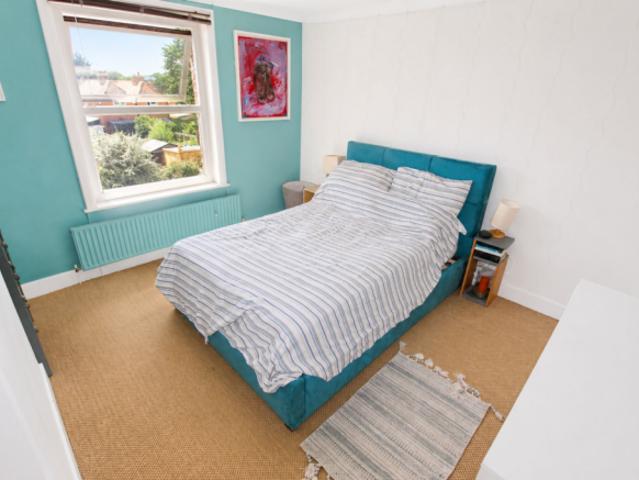 2 bedroom terraced house for rent in New Cross Road, Guildford, GU2