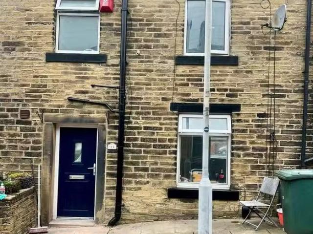 2 bedroom terraced house for rent in New Street, Denholme, BD13