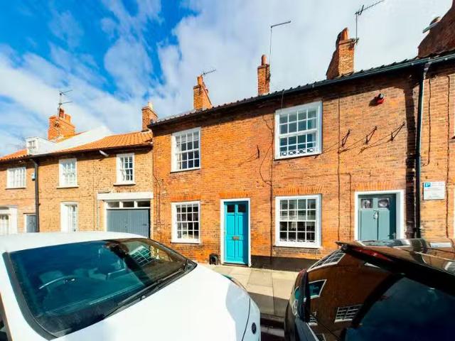 2 bedroom terraced house for rent in New Walkergate, Beverley.