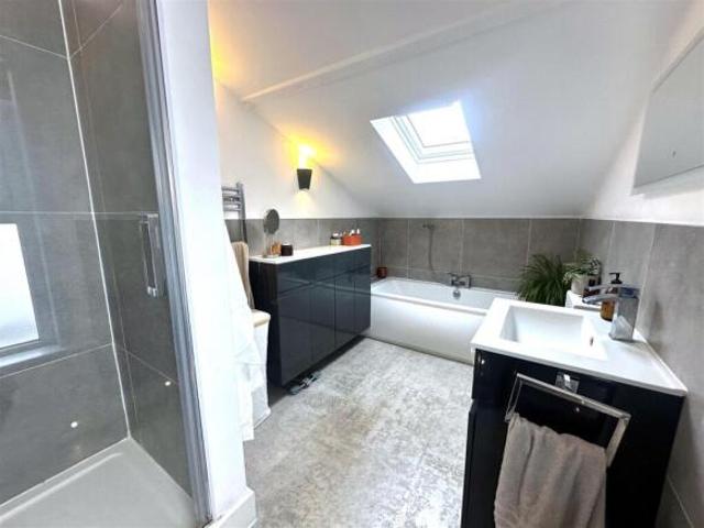 2 bedroom terraced house for rent in Sandown Road, Watford, WD24