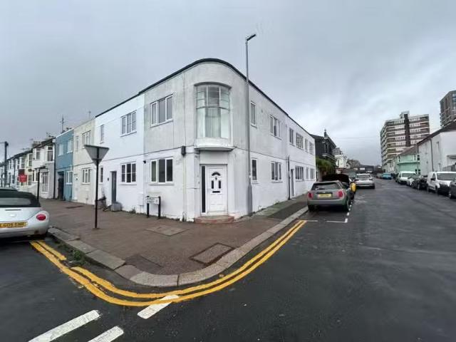 2 bedroom terraced house for rent in Shirley Street, Hove, BN3