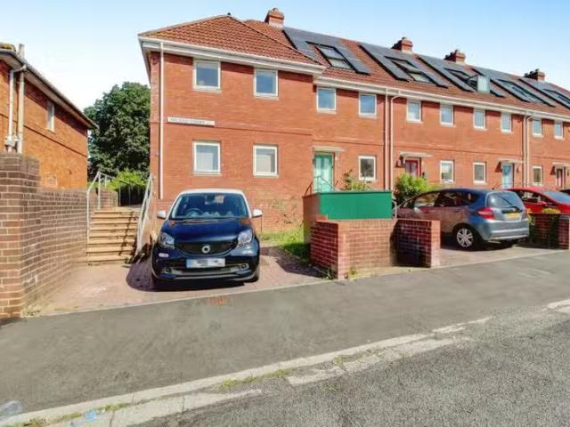 2 bedroom terraced house for rent in Paleas Court, Shirehampto.