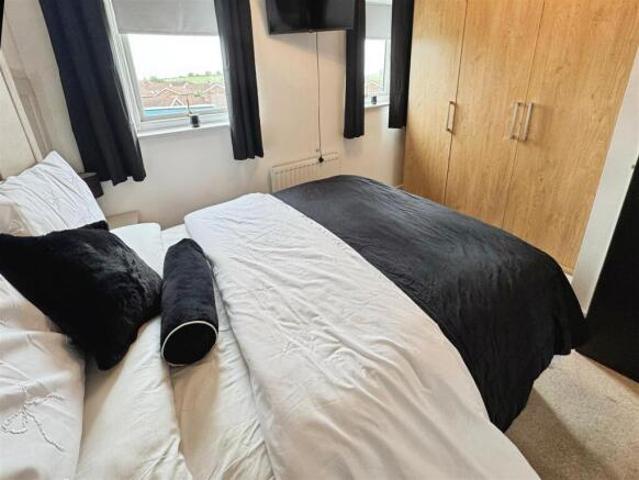 2 bedroom terraced house for rent in Peacock Court, Yeadon, Leeds, LS19