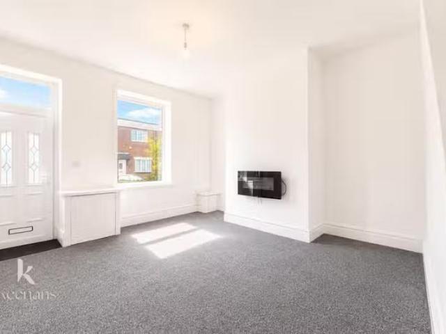 2 bedroom terraced house for rent in Pine Street, Bury, BL9
