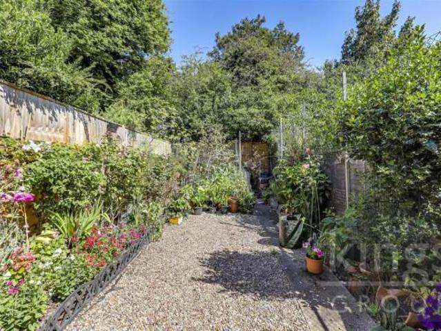 2 bedroom terraced house for rent in Pretoria Road North, Edmonton, N18