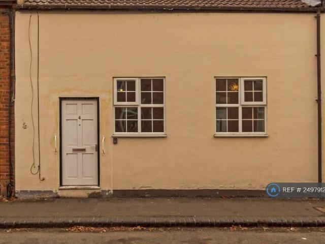 2 bedroom terraced house for rent in Priory Street, Newport Pagnell, MK16