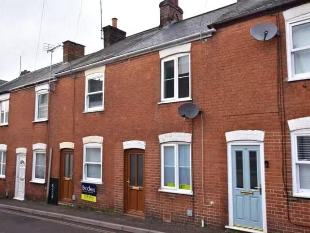 2 bedroom terraced house for rent in Queen Street, Honiton, De.