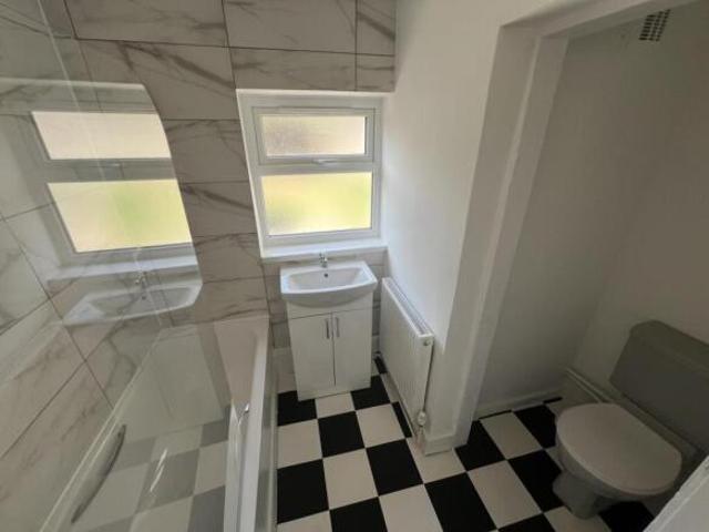 2 bedroom terraced house for rent in Queens Road, E17