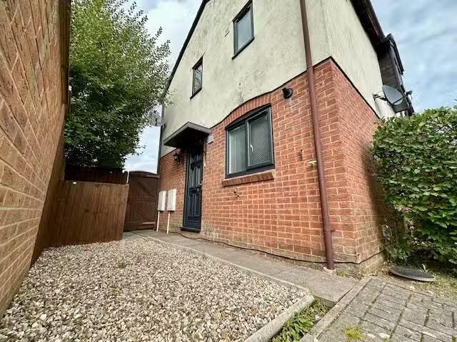 2 bedroom terraced house for rent in Railton Jones Close, Stok.