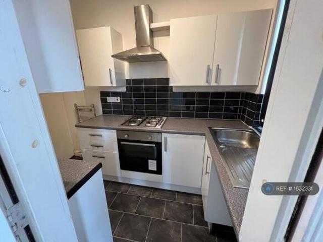 2 bedroom terraced house for rent in Woodview Mount, Leeds, LS11