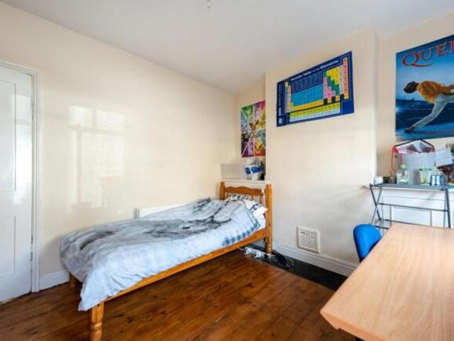2 bedroom terraced house for rent in Walnut Tree Close, Guildford, GU1