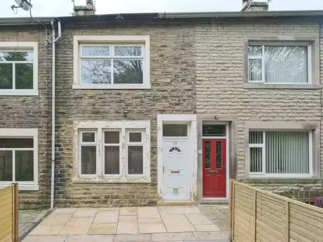 2 bedroom terraced house for rent in West Close Road, Barnolds.