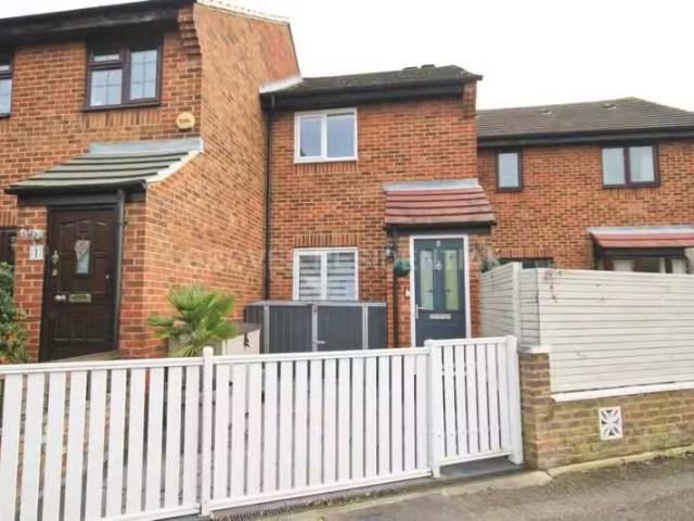 2 bedroom terraced house for rent in Willow Road, New Malden.