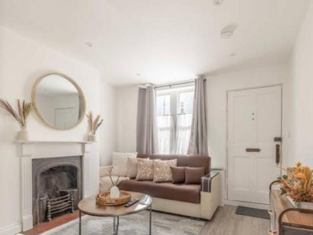 2 Bedroom Terraced House For Rent In Windsor, Berkshire