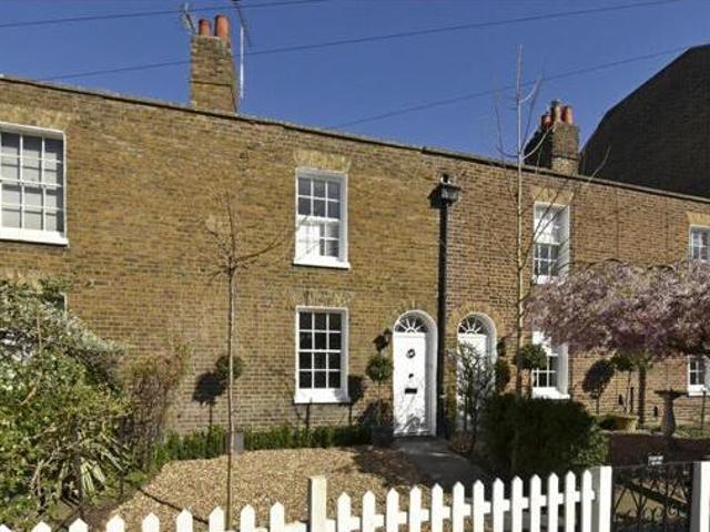 2 Bedroom Terraced House For Rent In Windsor, Berkshire