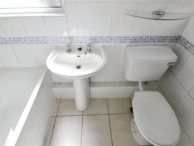 2 bedroom terraced house for rent in Wykeham Road, Reading, RG6