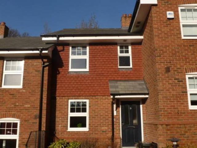 2 bedroom terraced house for rent in Thistledown Close Farnham GU10