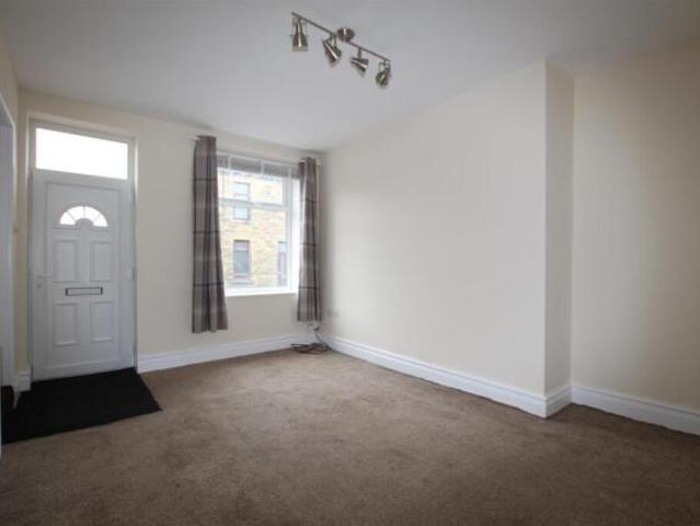 2 bedroom terraced house for rent in Thornton Road, Queensbury, Bradford, BD13