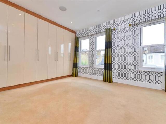2 bedroom terraced house for rent in Thornbury Road, Clapham, SW2