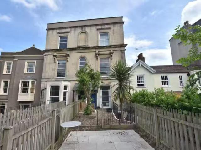 2 bedroom terraced house for rent in Upper Belgrave Road, Clif.