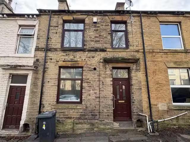 2 bedroom terraced house for rent in Valley Road, Cleckheaton.
