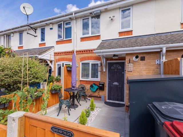 2 bedroom terraced house for sale