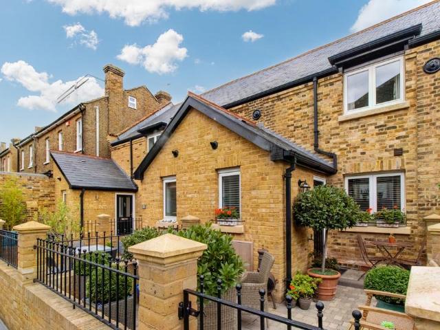 2 bedroom terraced house for sale