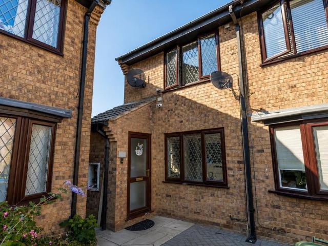 2 bedroom terraced house for sale