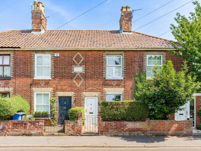 2 bedroom terraced house for sale