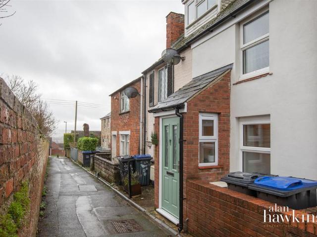 2 bedroom terraced house for sale