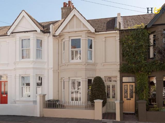 2 bedroom terraced house for sale