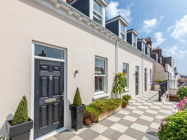 2 bedroom terraced house for sale