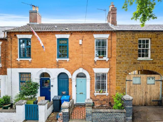 2 bedroom terraced house for sale