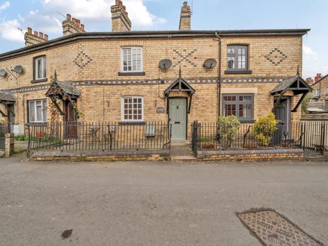 2 bedroom terraced house for sale
