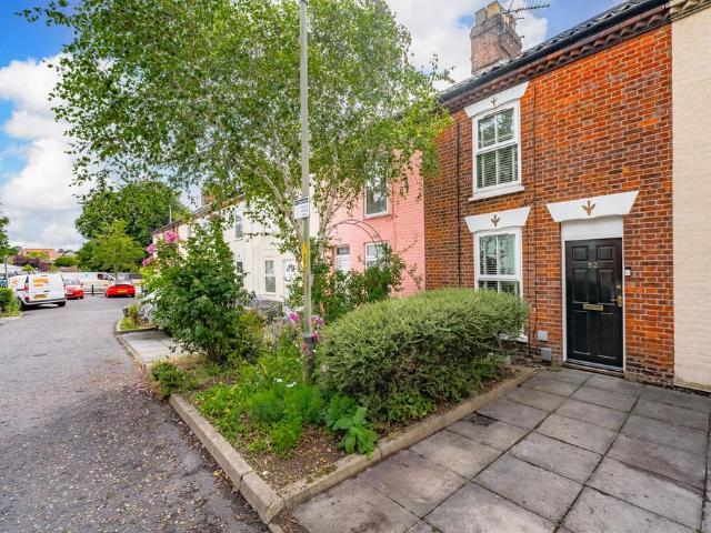 2 bedroom terraced house for sale