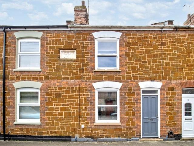 2 bedroom terraced house for sale