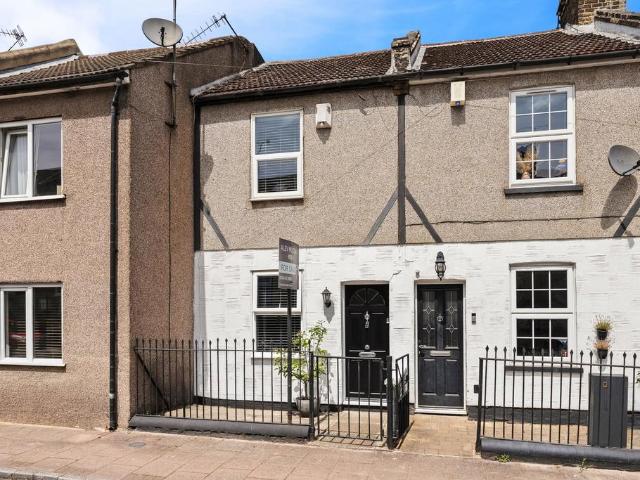 2 bedroom terraced house for sale