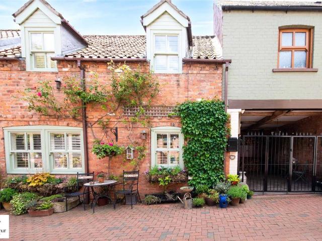 2 bedroom terraced house for sale