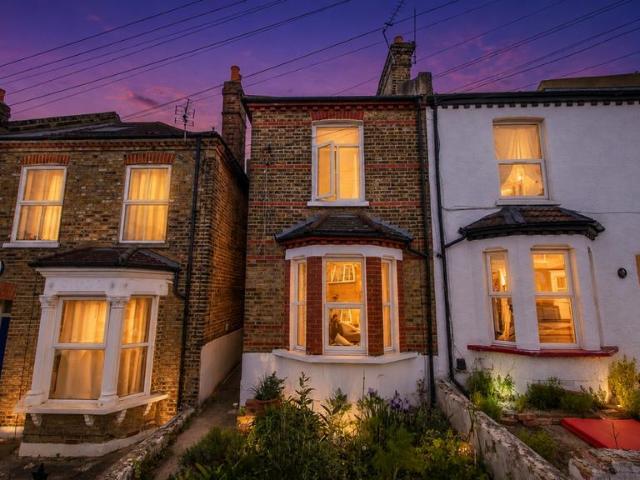 2 bedroom terraced house for sale