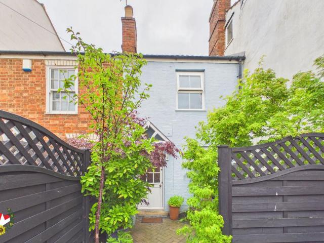 2 bedroom terraced house for sale