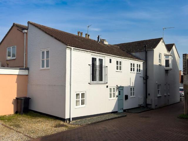 2 bedroom terraced house for sale