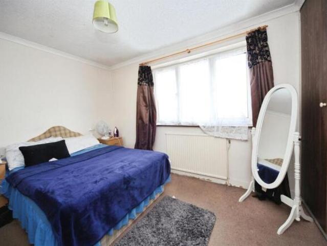 2 bedroom terraced house for sale in Connaught Road, Luton, LU4